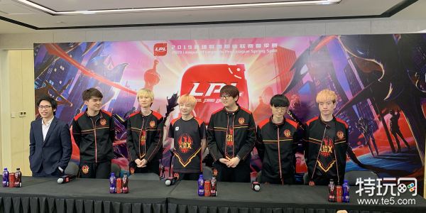 FPX赛后采访：半决赛输的很可惜本来该赢的_特玩网