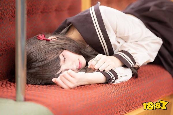 来自霓虹的JK美图，清晨有轨电车内的清秀萌妹_18183.com