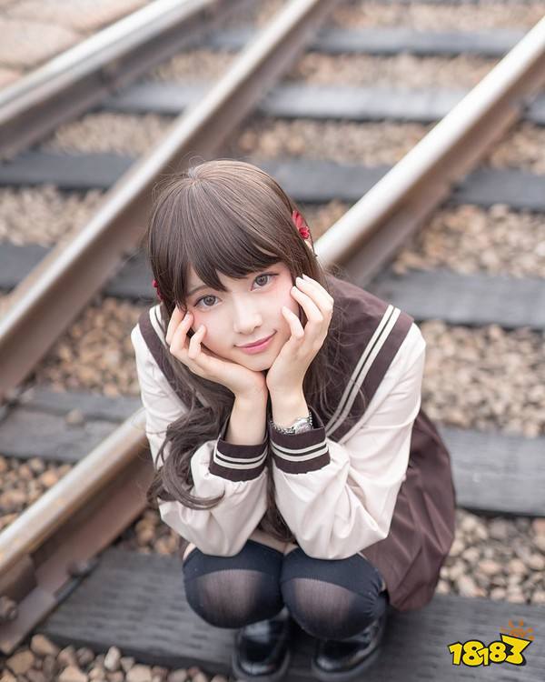 来自霓虹的JK美图，清晨有轨电车内的清秀萌妹_18183.com