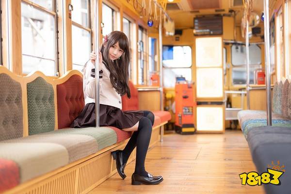 来自霓虹的JK美图，清晨有轨电车内的清秀萌妹_18183.com