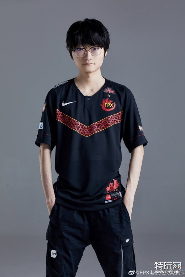 FPX战队公布新赛季队员定妆照：战马经典蓝西装_特玩网LOL英雄联盟专区