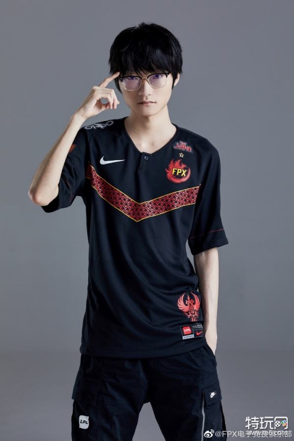 FPX定妆照第二弹：金贡化身歌神 Doinb带宠物出镜_特玩网LOL英雄联盟专区